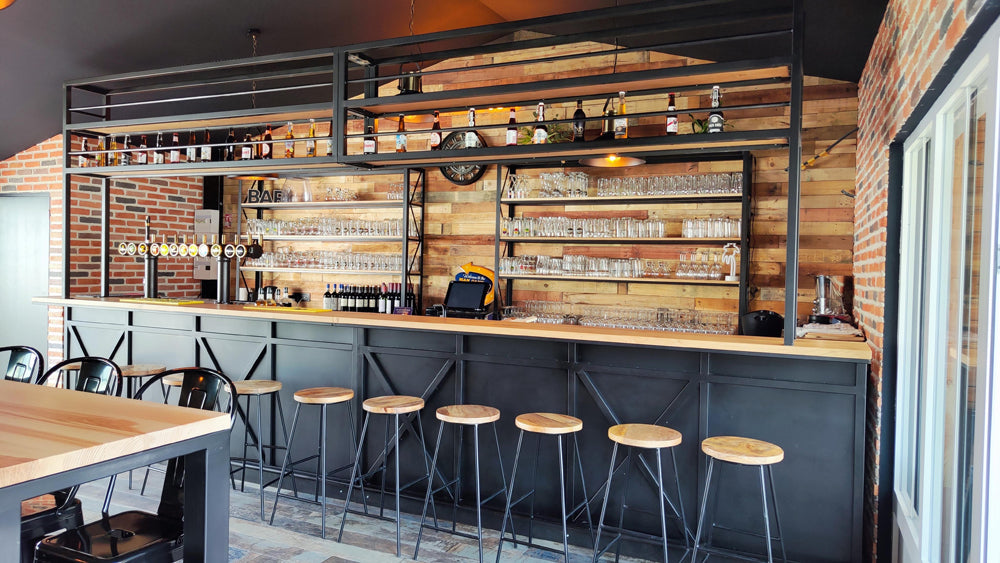 Comptoir industriel sur mesure en bois et metal avec ciel de bar ...